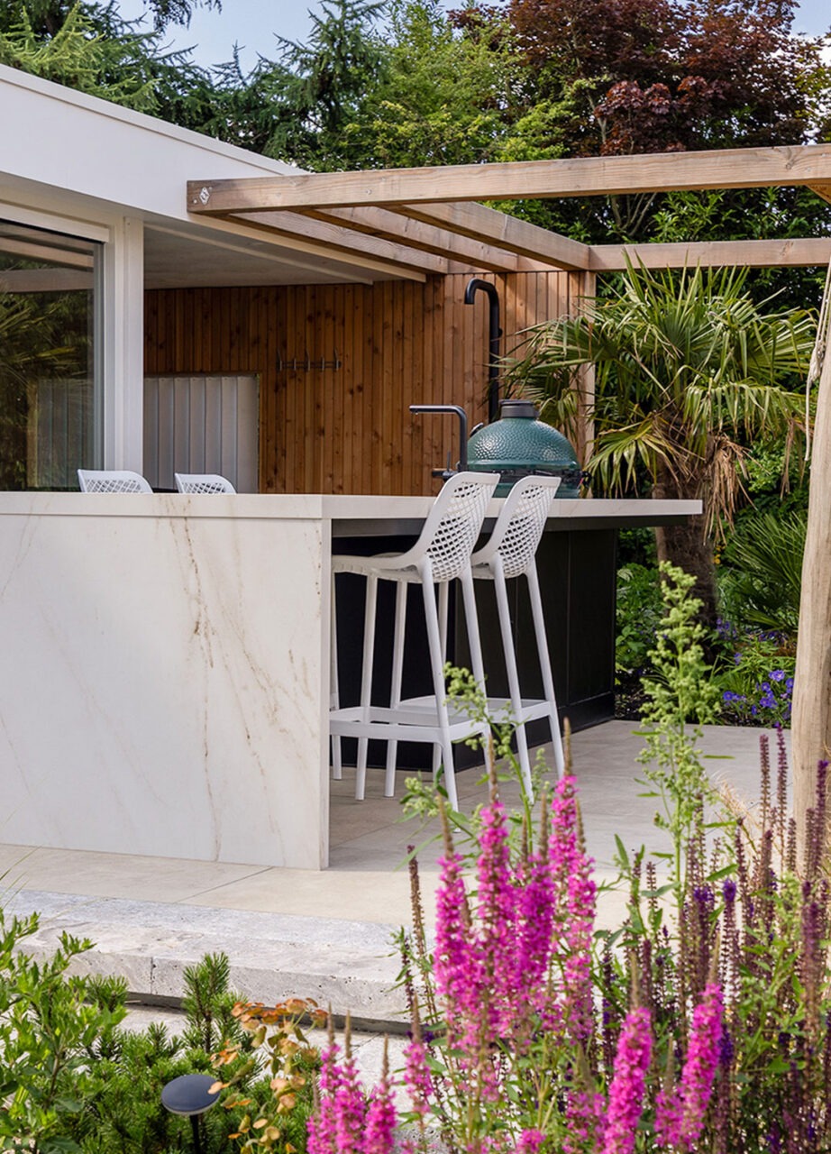 Buitenkeuken met bar? Ontdek alle baropstellingen in onze showroom